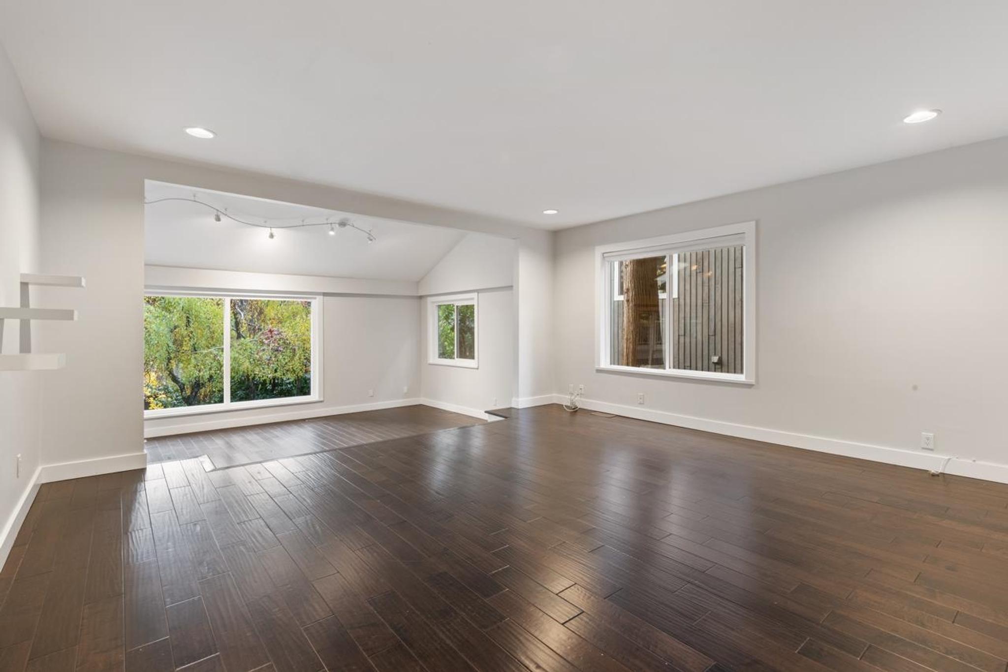 271 Montroyal Boulevard North Vancouver Bc V7n 4e4 Zealty